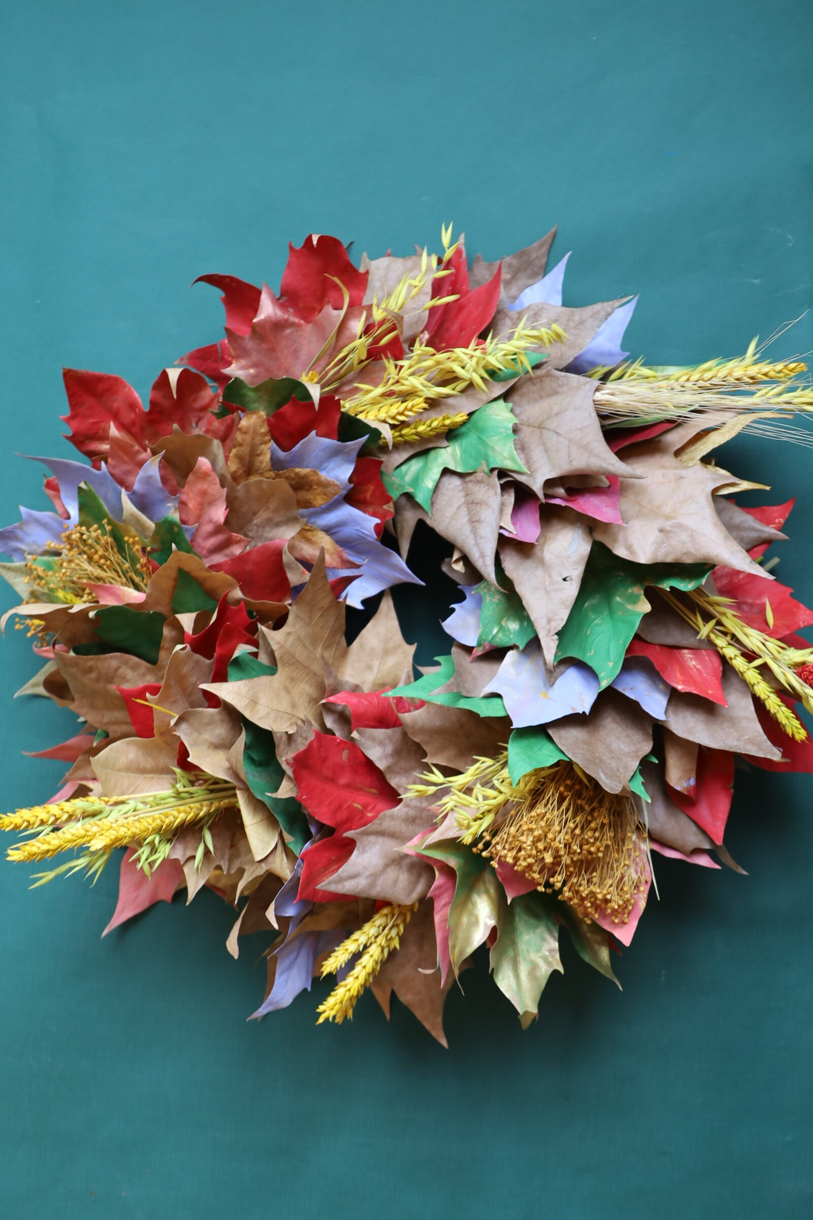 Coroa de natal com folhas pintadas | Mundo de Sofia